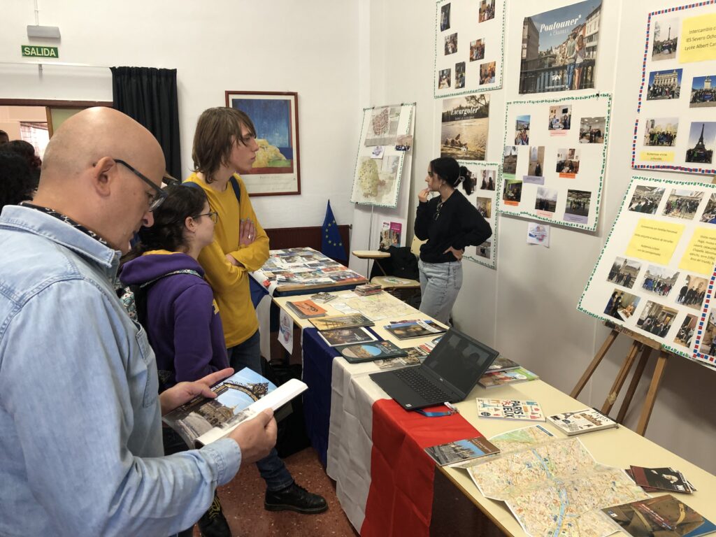 El departamento de francés colabora en la Feria de la Unión Europea ...